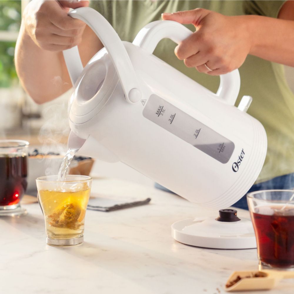 Hervidor eléctrico Oster® de 3.5L de gran capacidad BVSTKT35W | Oechsle.pe - Oechsle